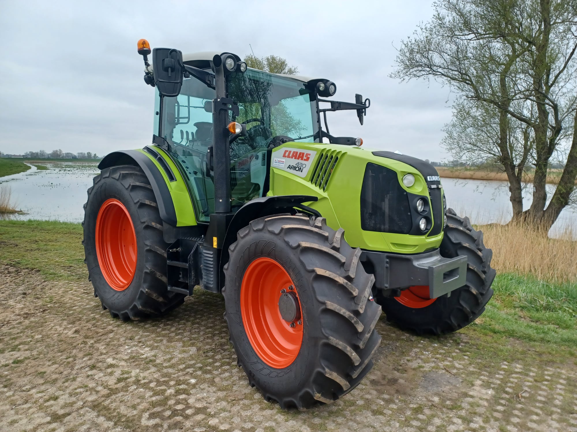 Afgeleverd: Claas Arion 430 met voorlader