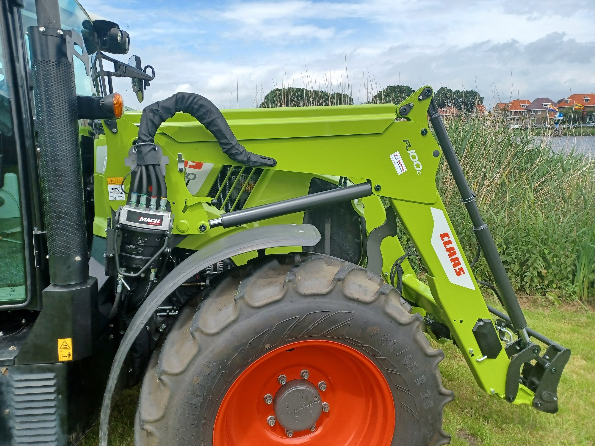 Afgeleverd: Claas Arion 430 met voorlader