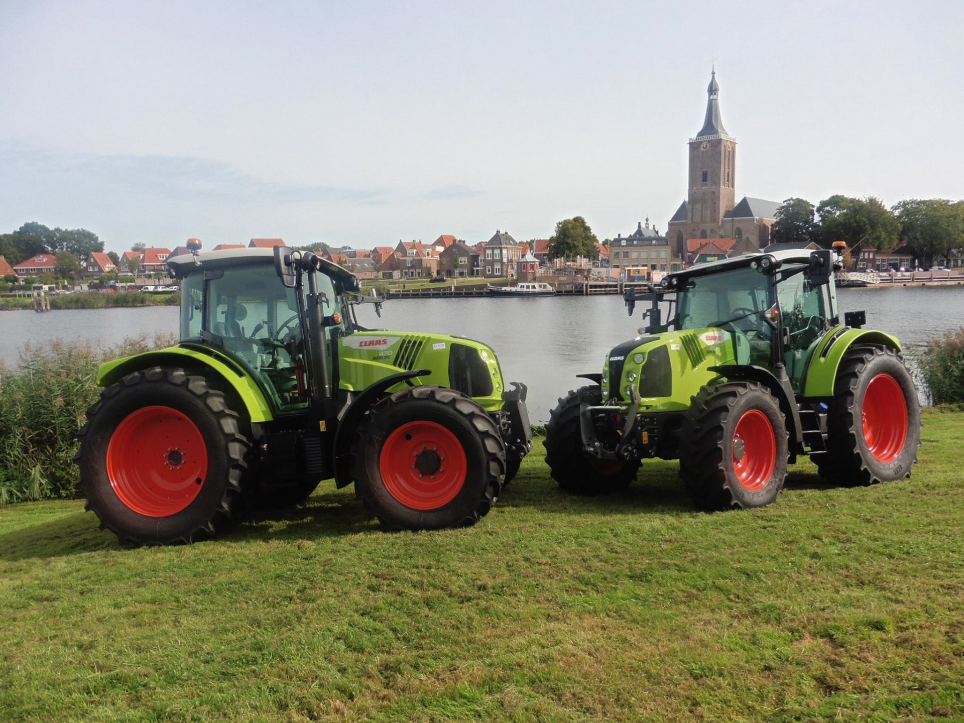 2x Claas Arion 470 CIS + voor Van der Weerd Grafhorst B.V.